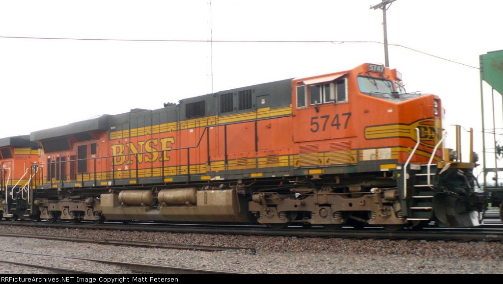 BNSF 5747